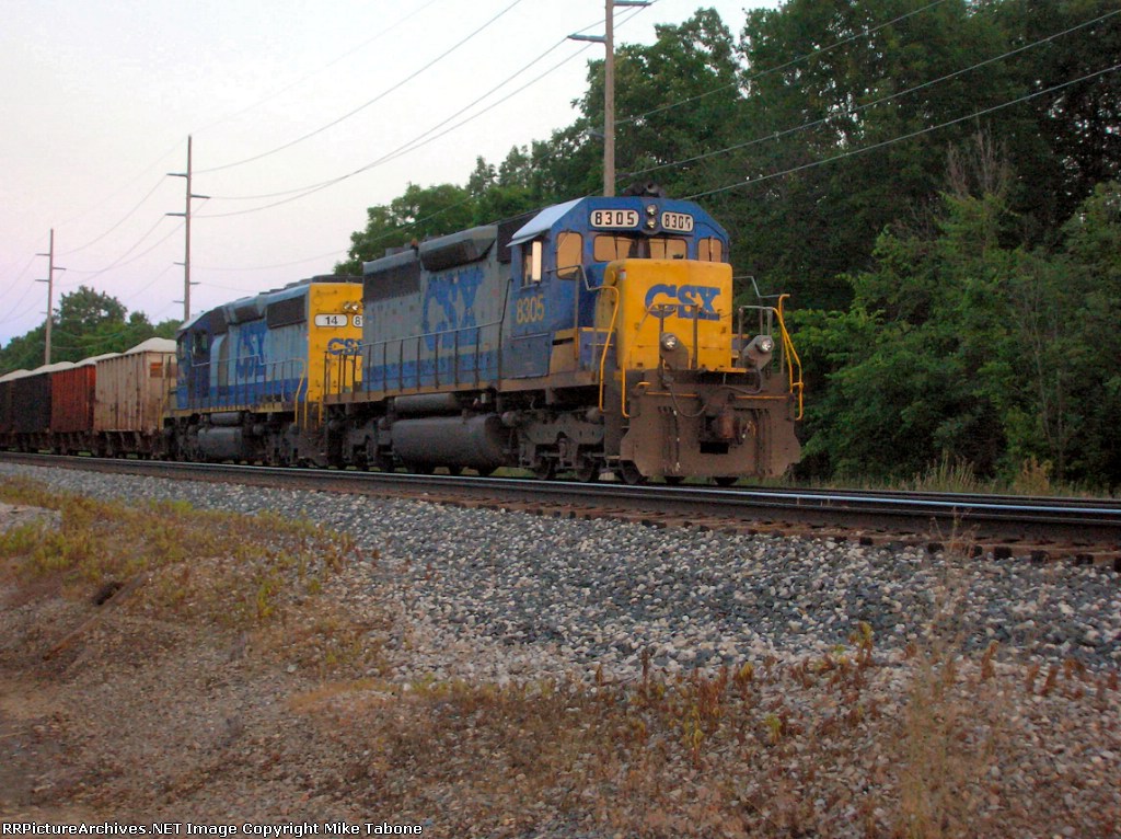 CSX 8305 on K902-028